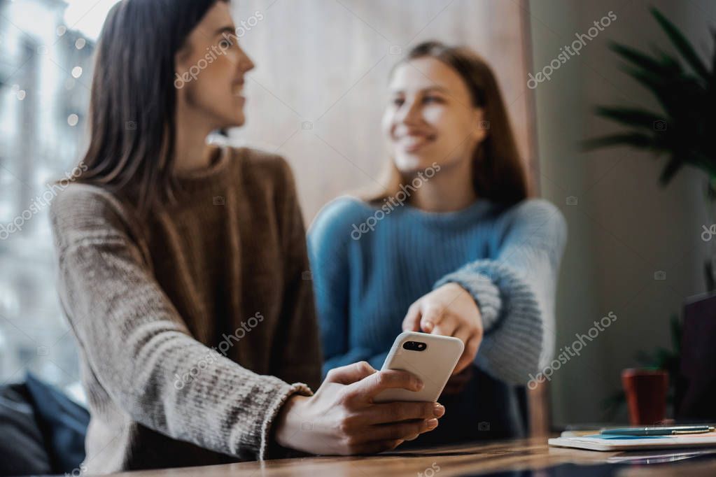 Concepto de trabajo en equipo. Equipo de proyecto conversando en la ...