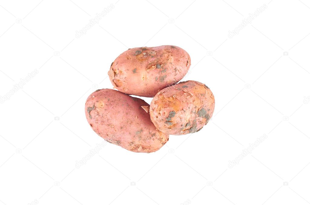 Patatas rojas frescas aisladas sobre fondo blanco. La vista desde ...