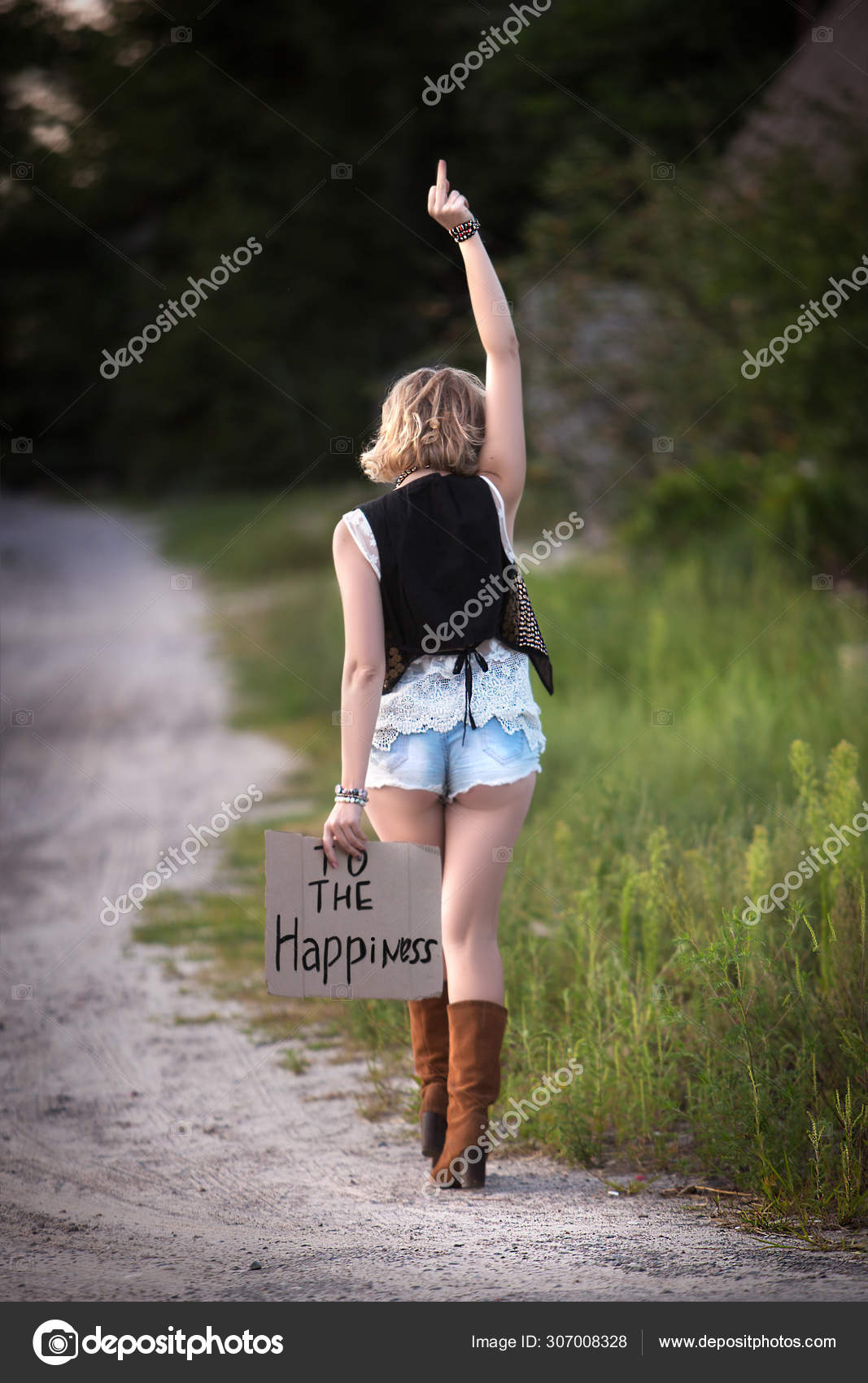 Une Auto Stoppeuse Jeune Belle Femme Marche Long D'une Route image libre de droit par fotodiya83 ...