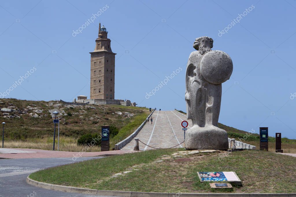 Estatua de Breogan, el mítico rey celta de Galicia y padre mitológico ...
