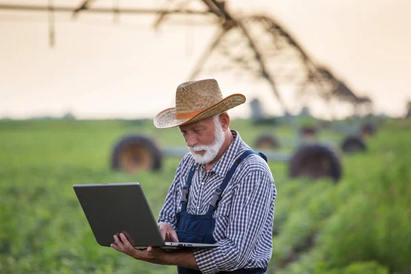 Farmer with laptop Stock Photos, Royalty Free Farmer with laptop Images ...