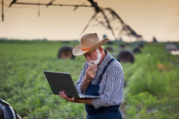 Farmer with laptop Stock Photos, Royalty Free Farmer with laptop Images ...