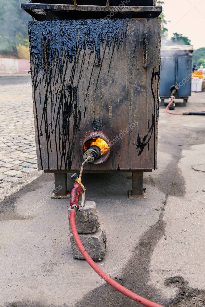 Calderas para la fusión de alquitrán, configuradas para la unión de ...