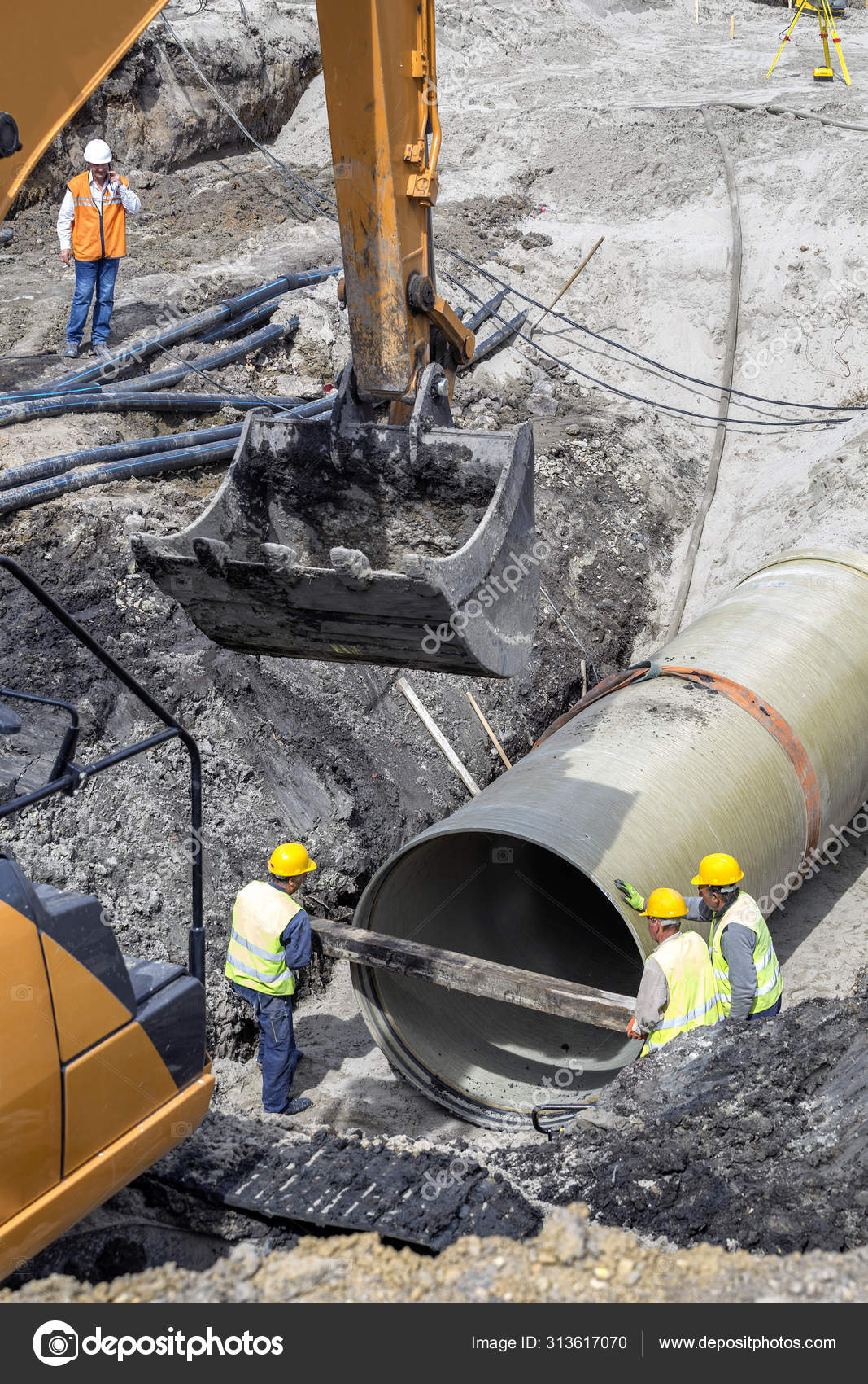 Crews install new jumbo pipe – Stock Editorial Photo © kataklinger ...