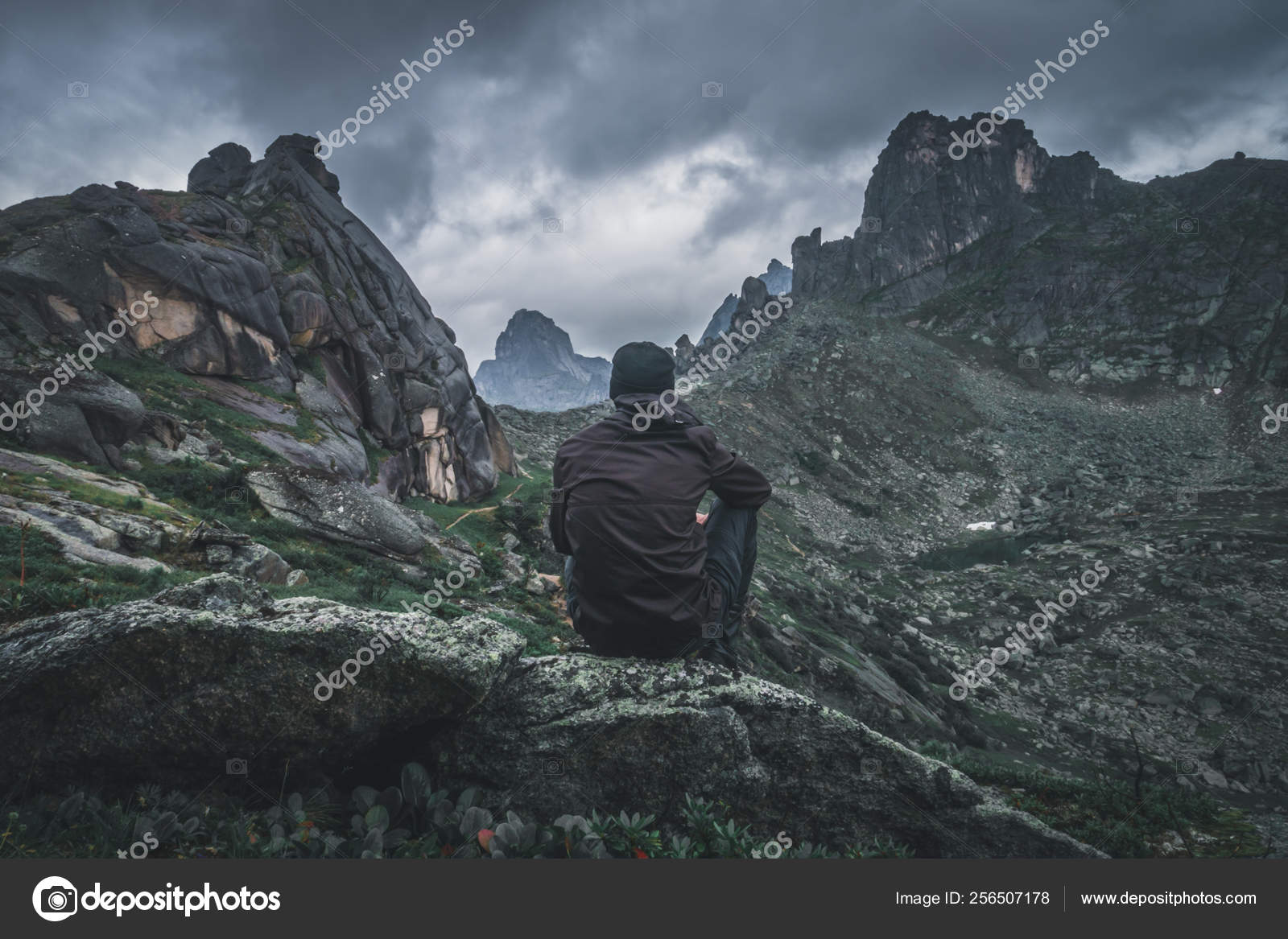 Man Sitting Alone Mountains Freedom — Stock Photo © Mvks #256507178