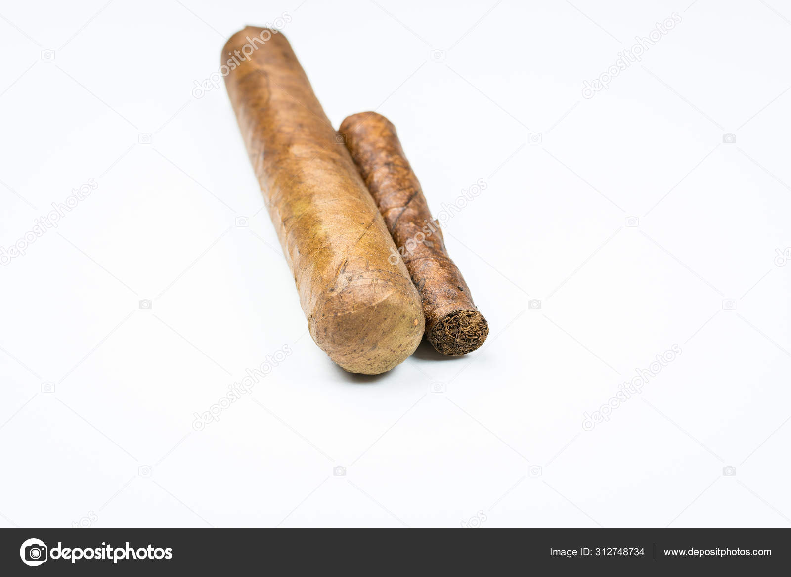Dos mejores puros de hojas retorcidas sobre fondo blanco . — Foto de stock #312748734 © Tagwaran
