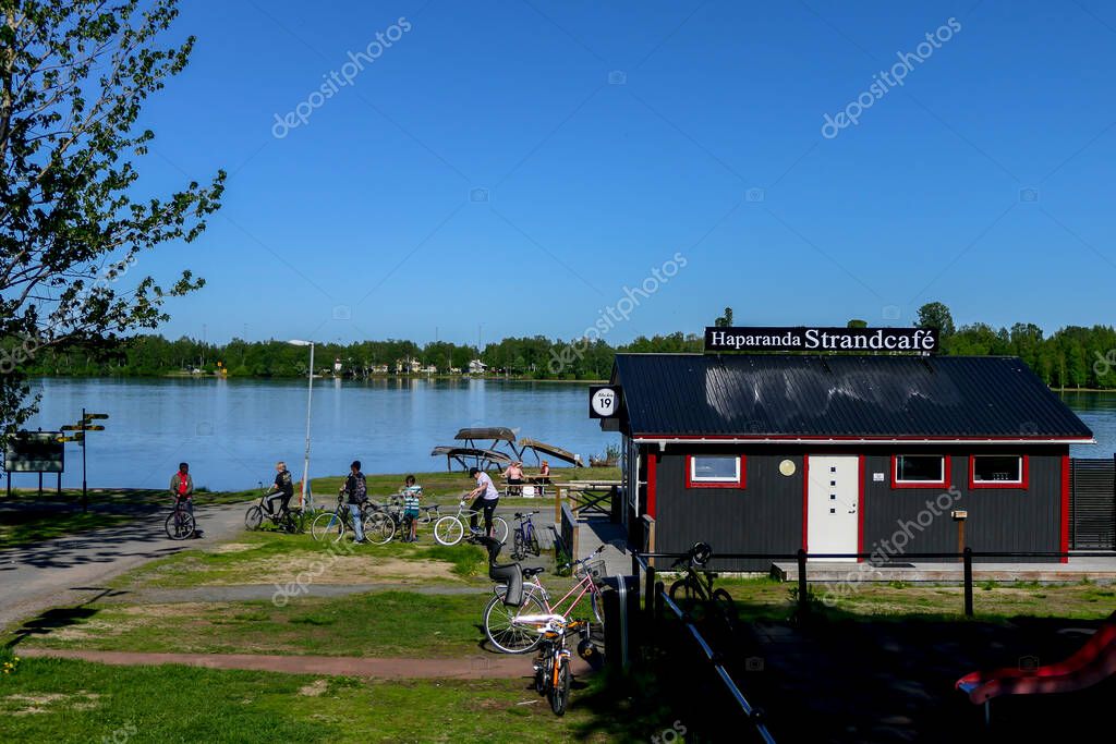 Haparanda, Suecia La cafetería Haparanda Beach a orillas del río Torne 2024