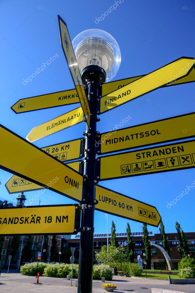 Haparanda, Suecia Signos direccionales en la plaza principal que ...