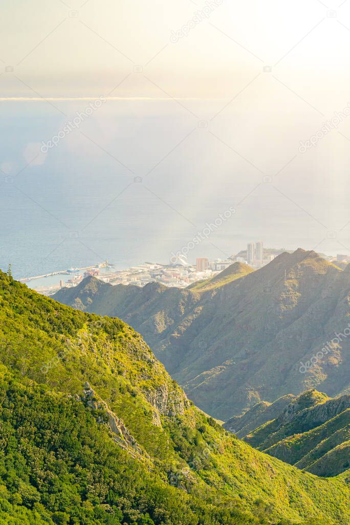 Vista desde las verdes montañas de Anaga sobre la ciudad de Santa Cruz ...