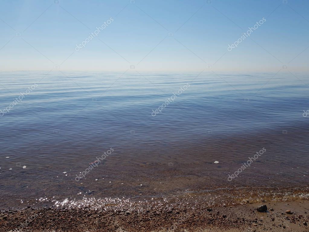 Fantástica vista al mar colorida en un día soleado sin nubes. Variedad ...