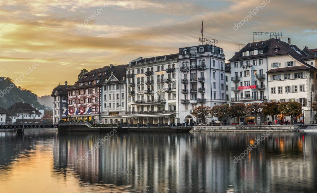 Lucerna, Suiza - 23 de octubre de 2018. Vistas del famoso paseo fluvial ...