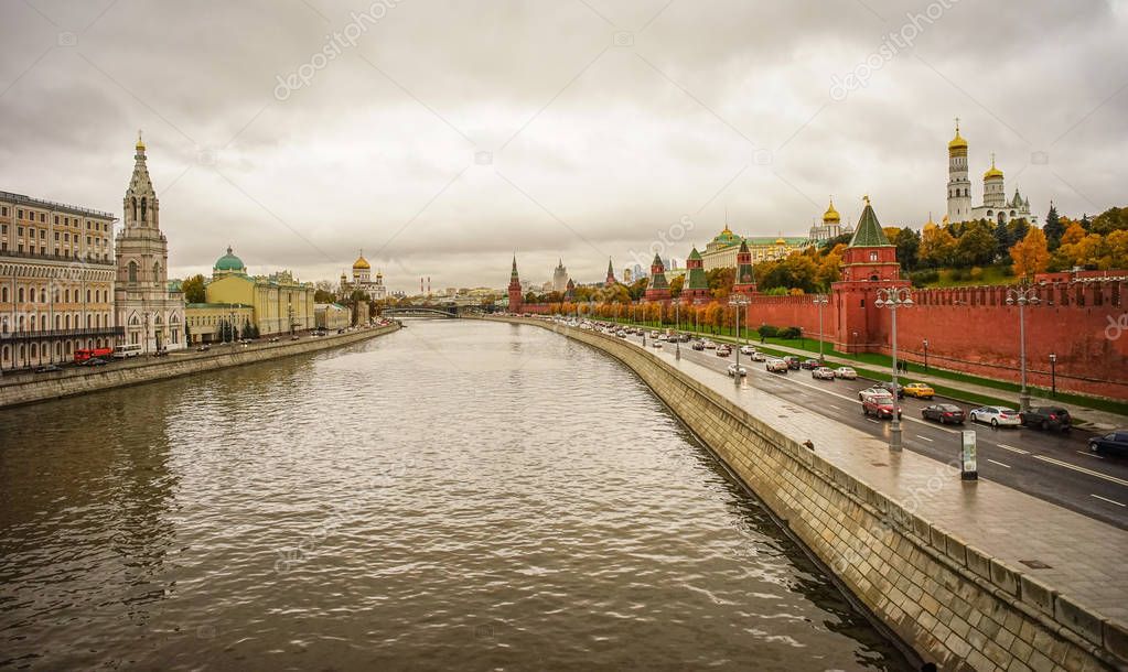 Kremlin con el río Moscú en el día lluvioso 2024