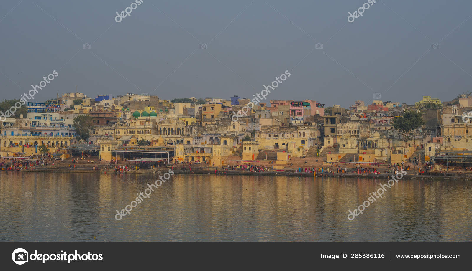Pushkar lake and the town — Stock Editorial Photo © phuongphoto #285386116