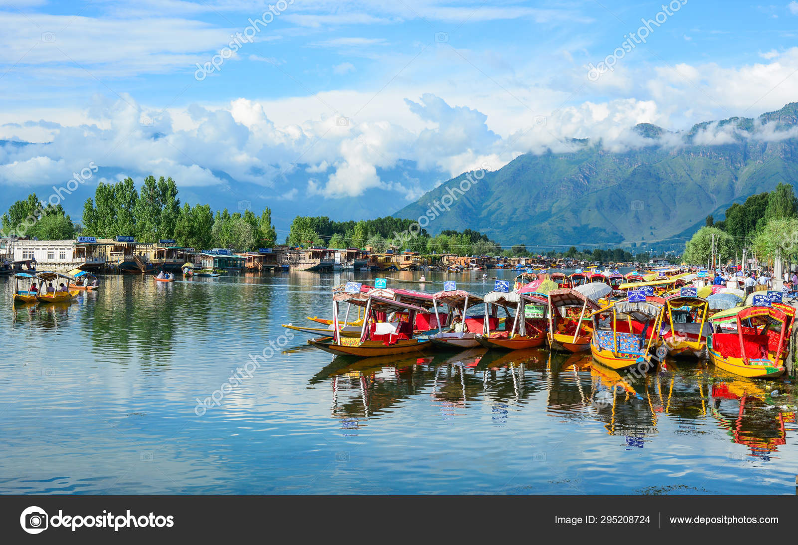 Landscape of Dal Lake in Srinagar, India – Stock Editorial Photo © phuongphoto #295208724