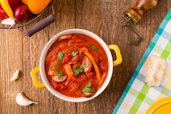 Delicioso letcho con verduras frescas, servido en una olla amarilla w 2024