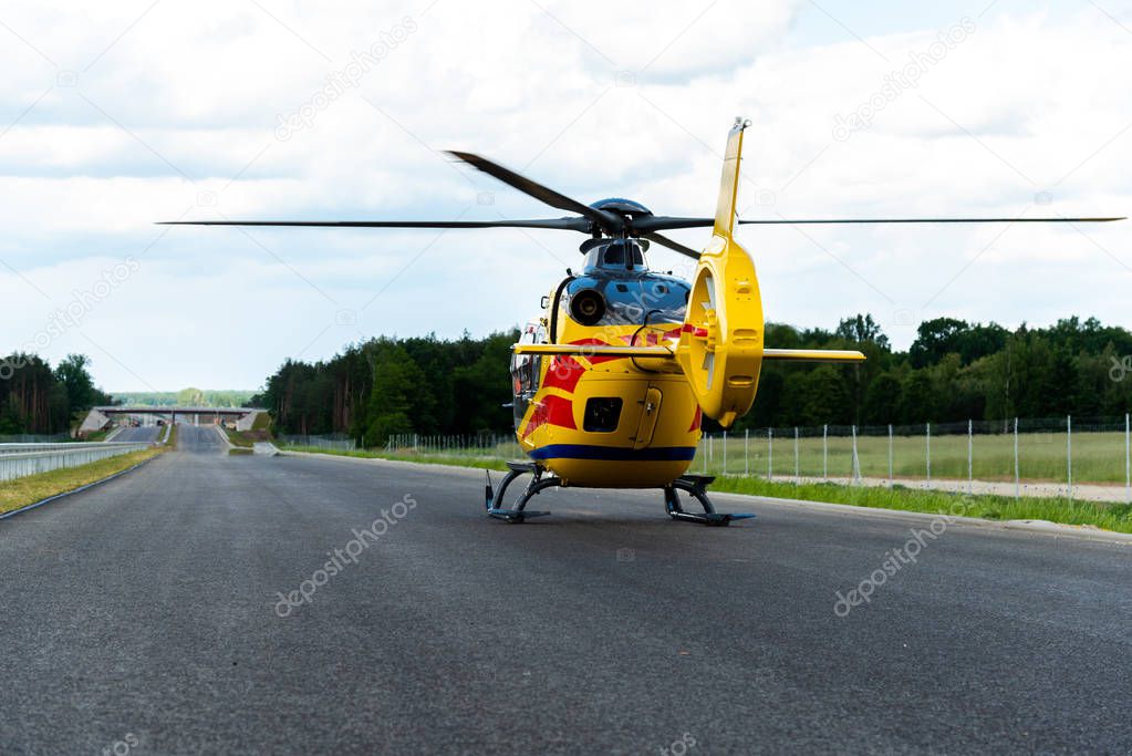 helicóptero de rescate despegando de la ruta con el paciente a bordo 2023