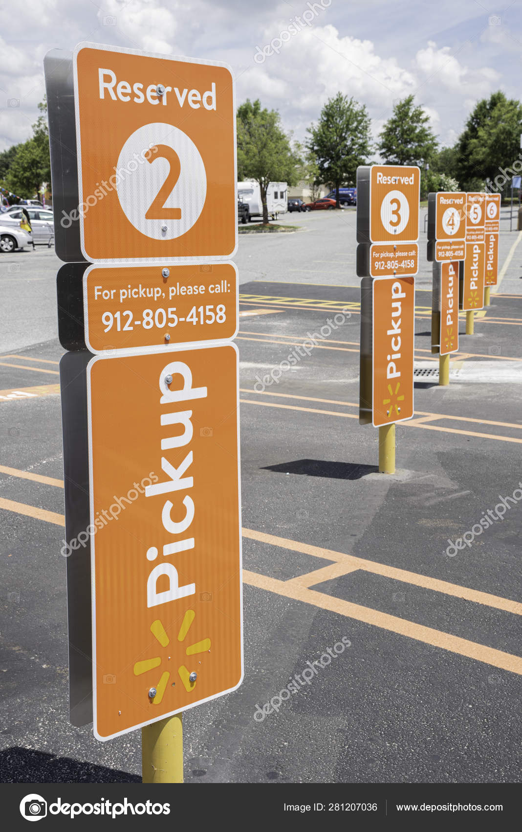 Walmart Pickup Service Parking Area — Stock Editorial Photo ...