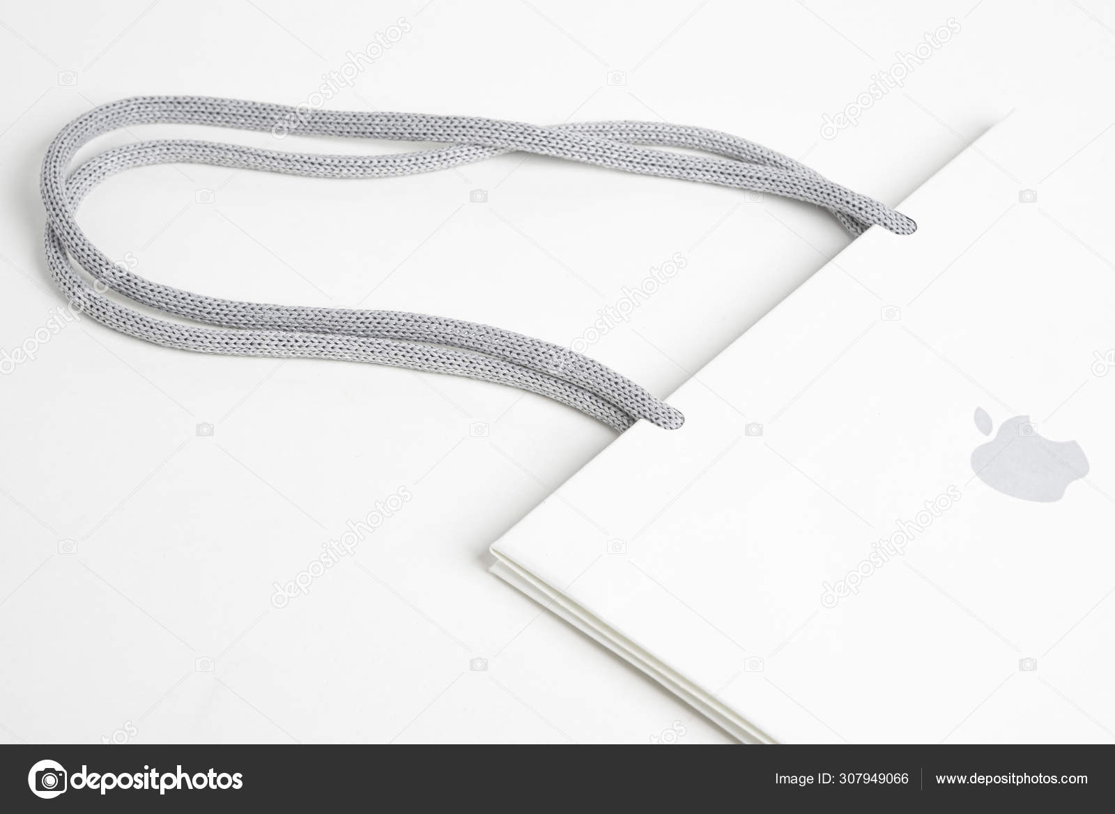 Apple Store White Paper Bag — Stock Editorial Photo © dominiquejames ...