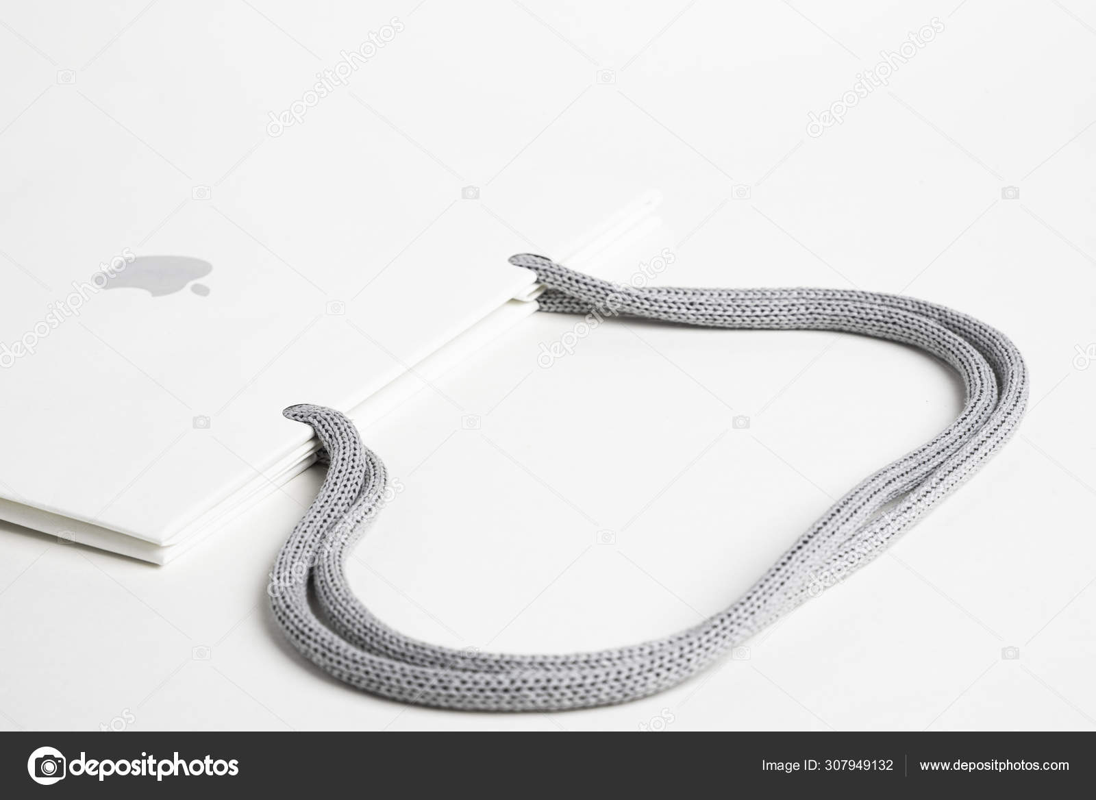 Apple Store White Paper Bag — Stock Editorial Photo © dominiquejames ...