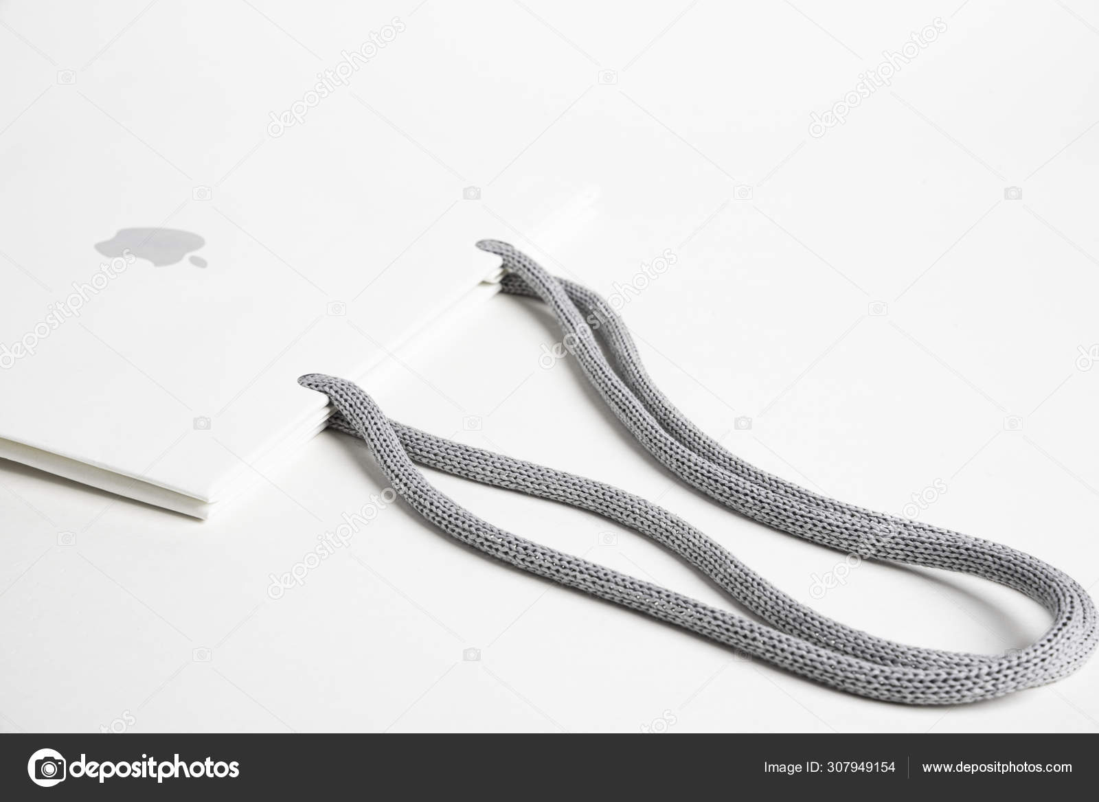 Apple Store White Paper Bag — Stock Editorial Photo © dominiquejames ...