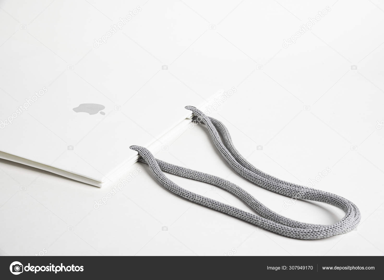 Apple Store White Paper Bag — Stock Editorial Photo © dominiquejames ...