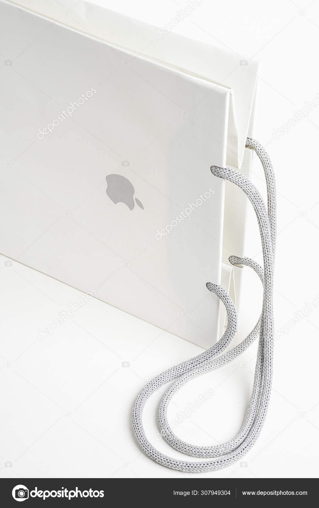 Apple Store White Paper Bag – Stock Editorial Photo © dominiquejames ...