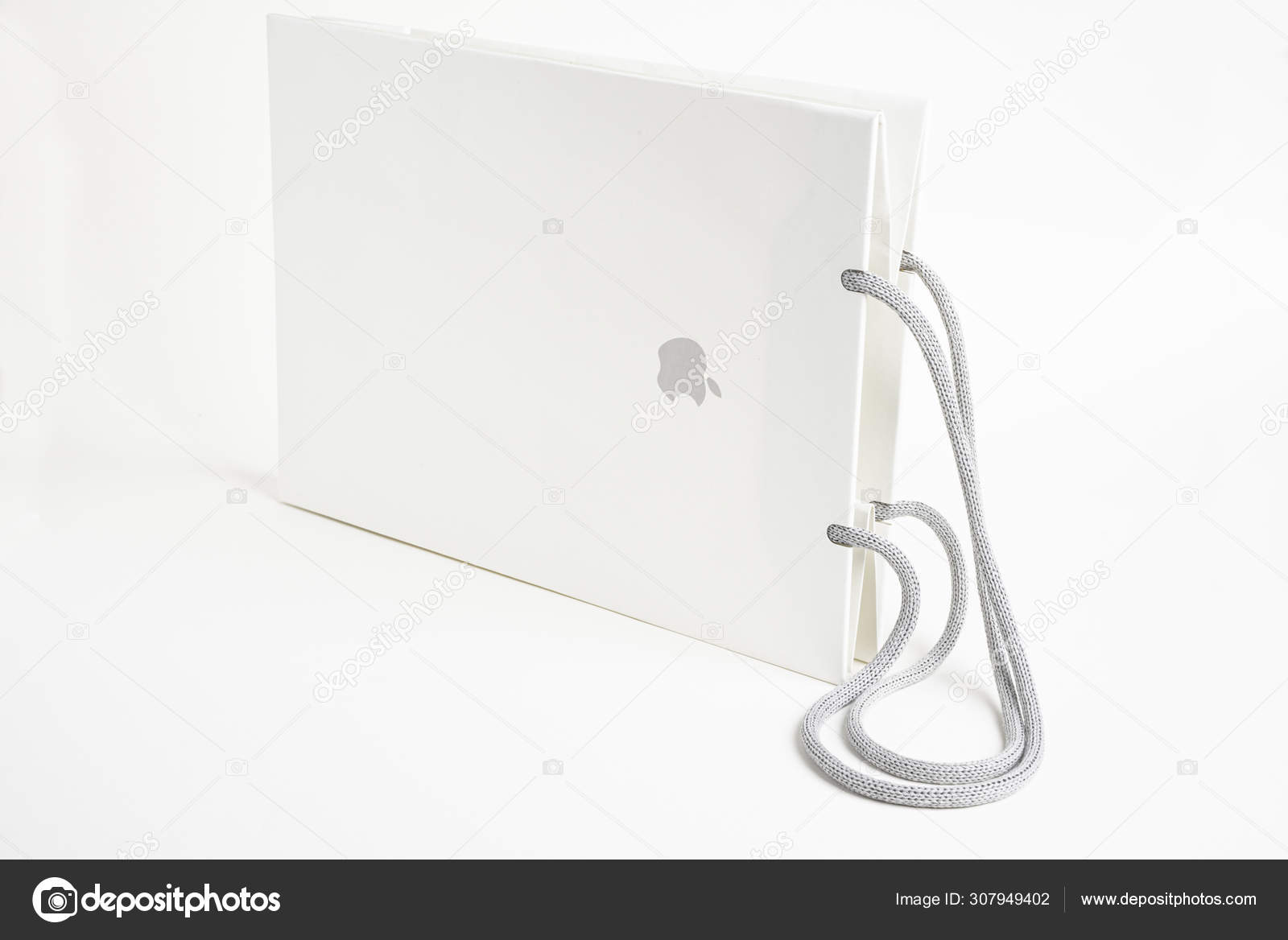 Apple Store White Paper Bag – Stock Editorial Photo © dominiquejames ...