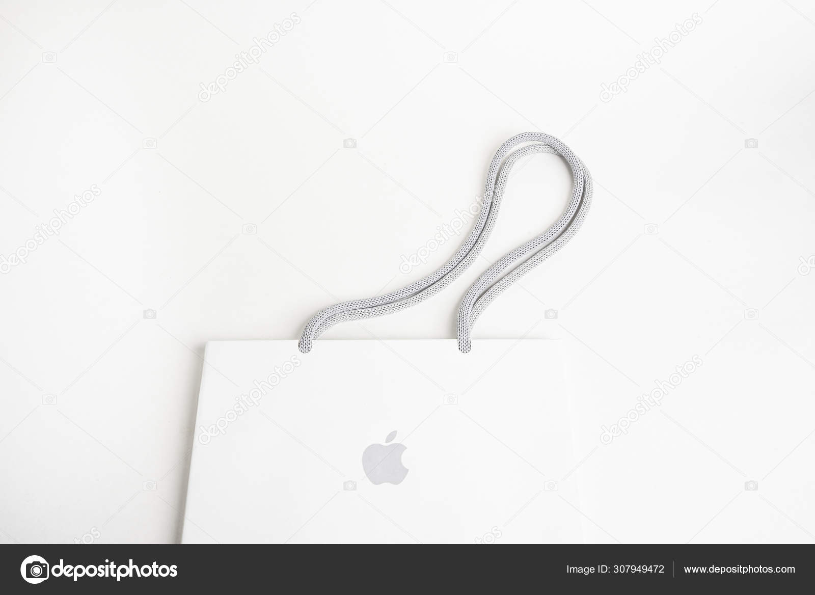 Apple Store White Paper Bag — Stock Editorial Photo © dominiquejames ...