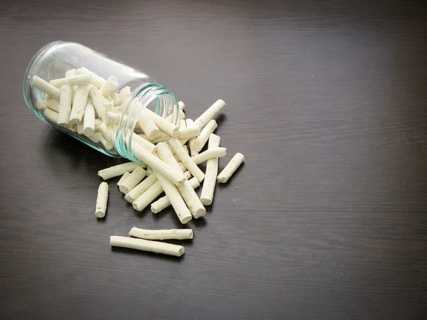 Kashk (qurt, kurut, gurt o qurut) se vierten desde un frasco de vidrio ...