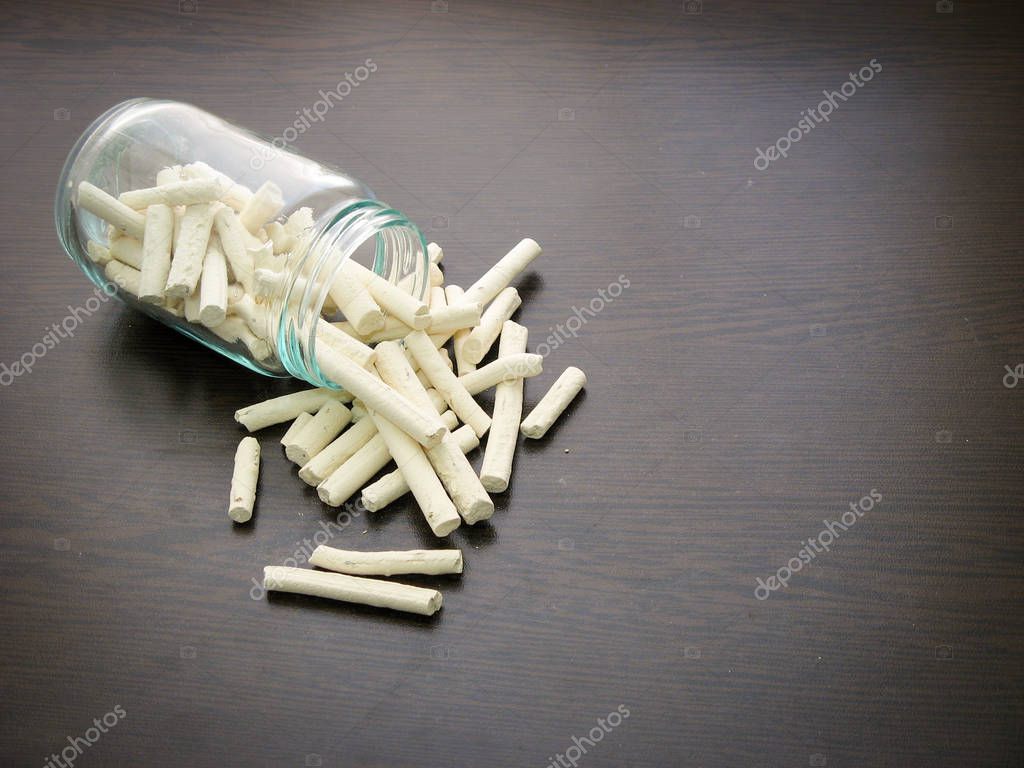 Kashk (qurt, kurut, gurt o qurut) se vierten desde un frasco de vidrio ...