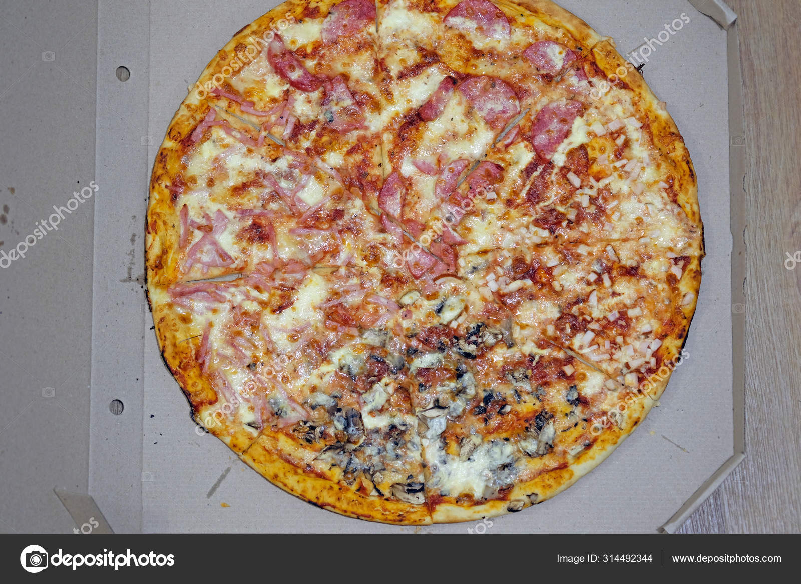 Primer Plano Pizza Redonda Pizza Con Jamón Pollo Setas Una — Foto de ...