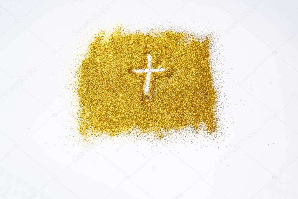 Dibujando una cruz en el brillo de arena dorada. Una cruz contra una ...