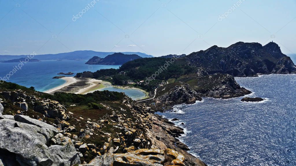 Vistas espectaculares de las Islas Cíes Galicia. La costa es dada por ...
