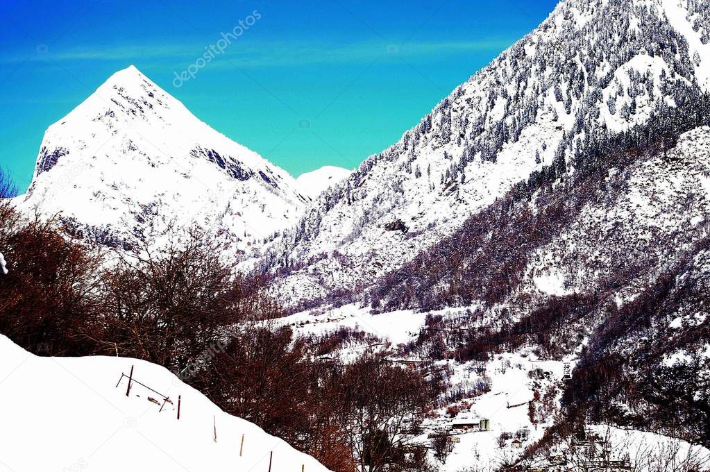 Monte Sosto (2 '221msm) y pueblo de Aquila, Alpes lepontinos, Valle del ...