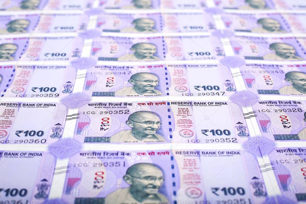 Las nuevas monedas indias de 100 rupias. Aislado sobre el fondo blanco ...