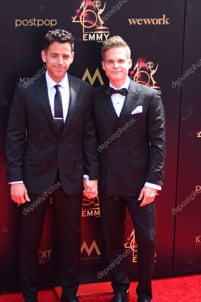Greg Rikaart y Robert Sudduth asisten a los Premios Daytime Emmy 2019 ...