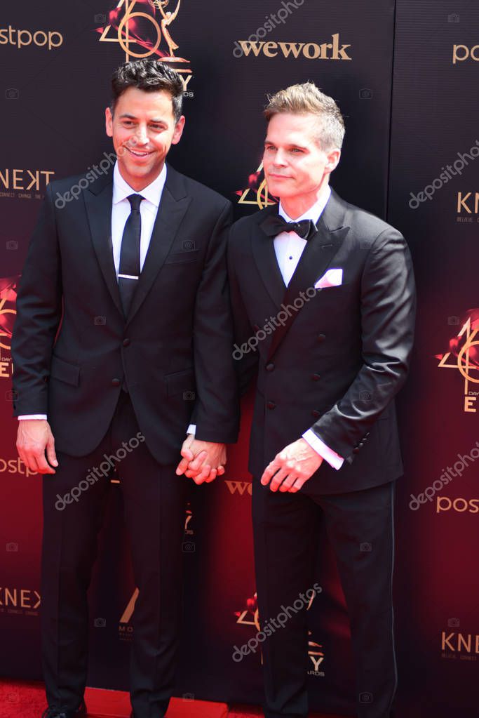 Greg Rikaart y Robert Sudduth asisten a los Premios Daytime Emmy 2019 ...