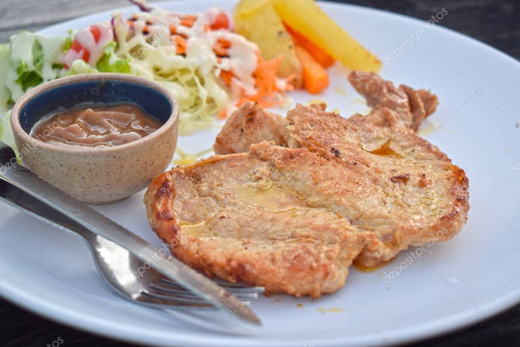 Filete de cerdo con ensaladas de verduras y salsas es un plato ...