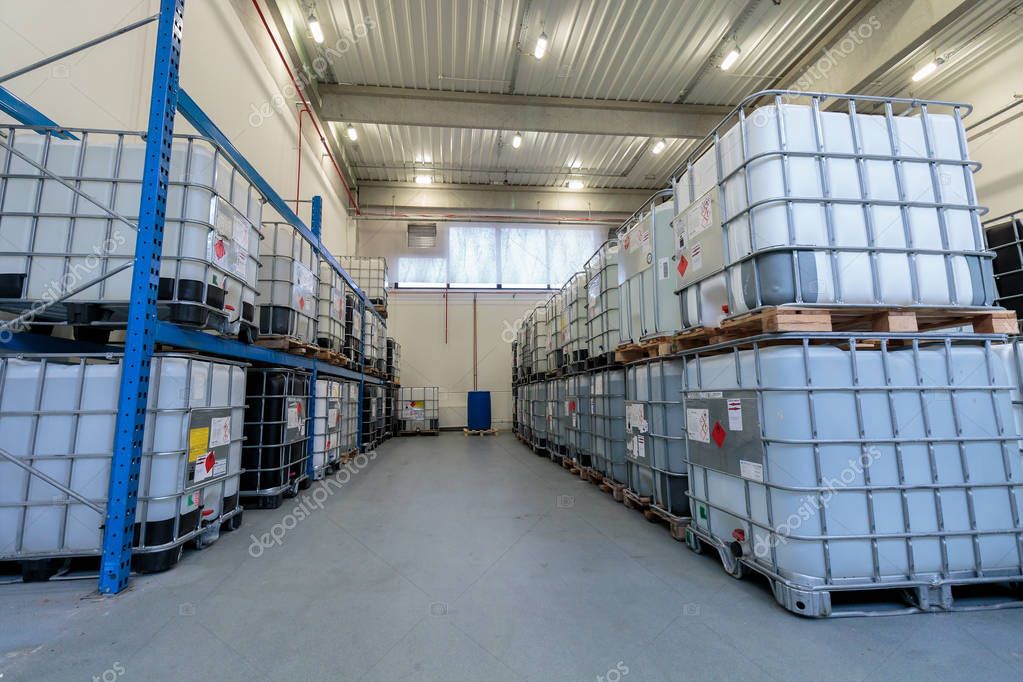 ZAGREB, CROACIA - 21 DE DICIEMBRE DE 2016: Almacén con químicos en ...