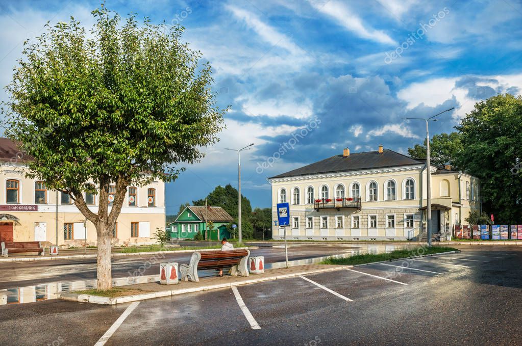 Valday. Museo de una ciudad del condado en la plaza principal de Valdai ...