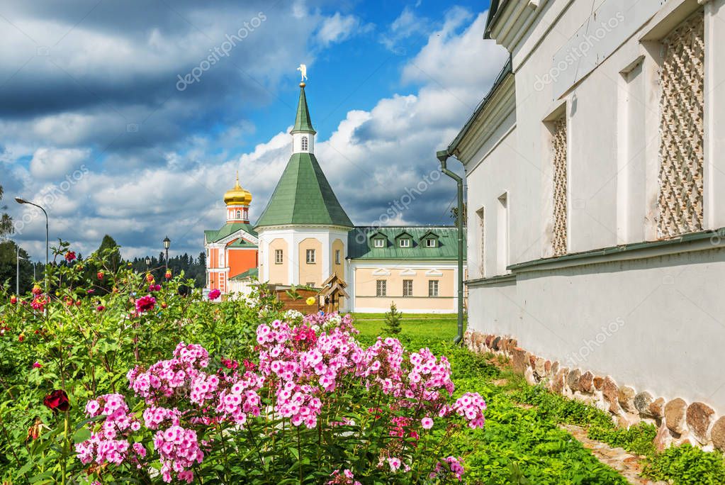 Valday. Monasterio Iversky en el lago Valdai y sus templos entre flexas ...