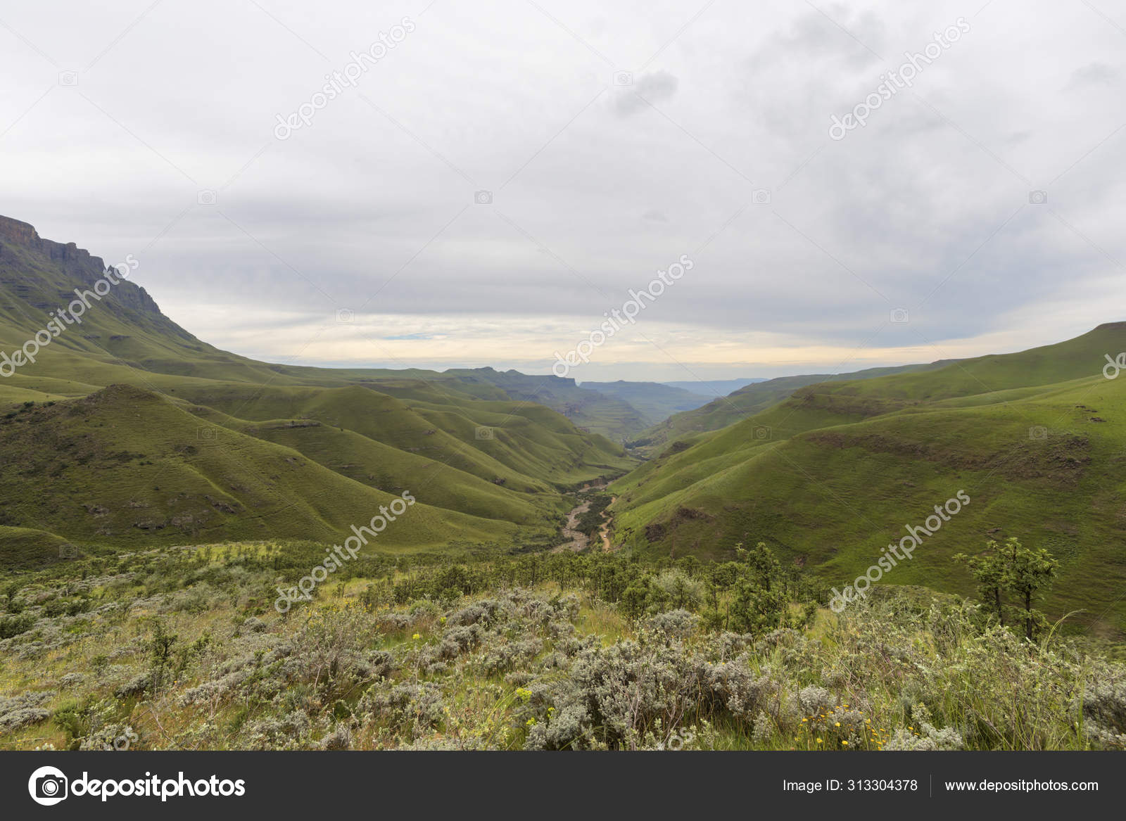 Surplombant le col Sani et la rivière image libre de droit par ...