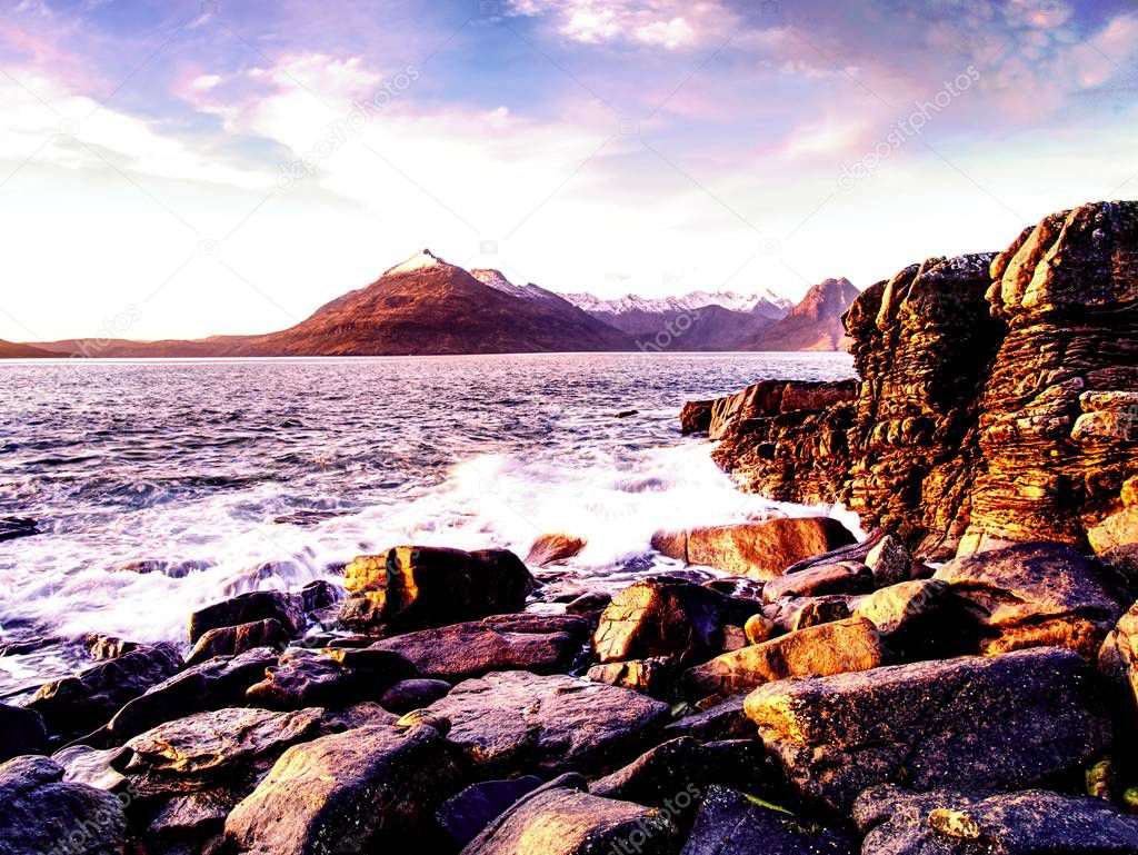La playa pedregosa y acantilado de la bahía rocosa. Tonos azules del ...