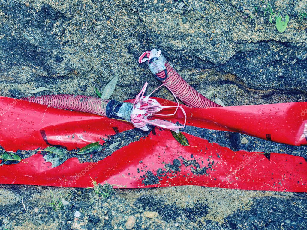 Alambres el ctricos en tubos protectores flexibles con l mina roja protectora. Construcci n de l ...