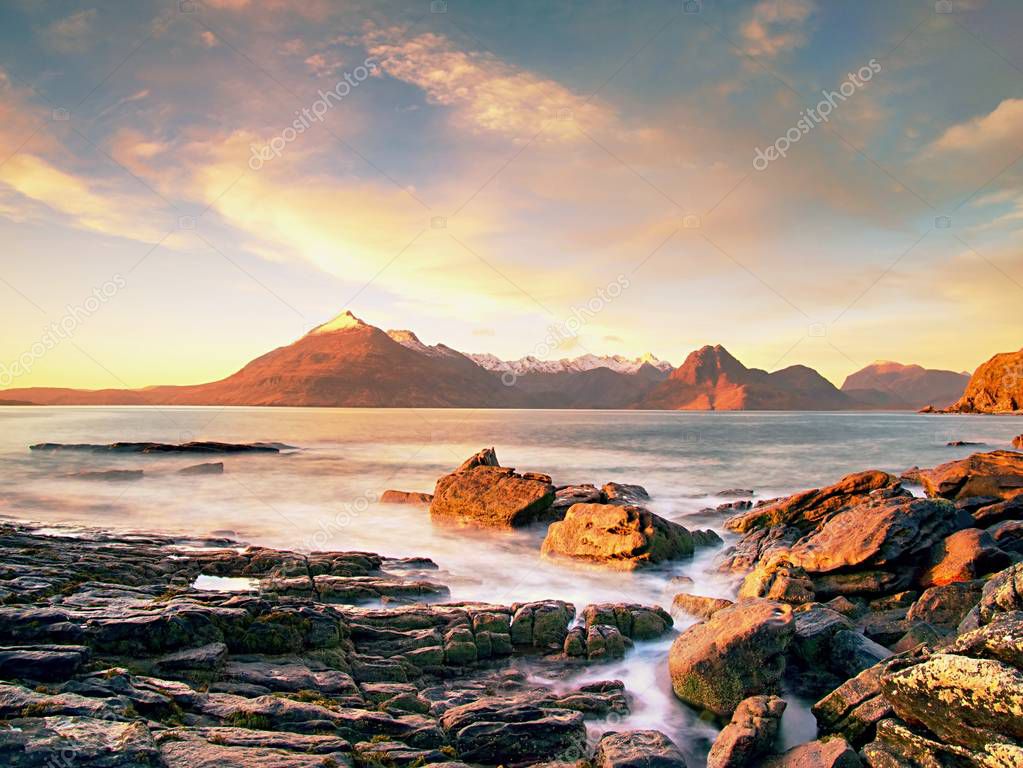La famosa bahía rocosa de Elgol en la Isla de Skye, Escocia. La montaña ...