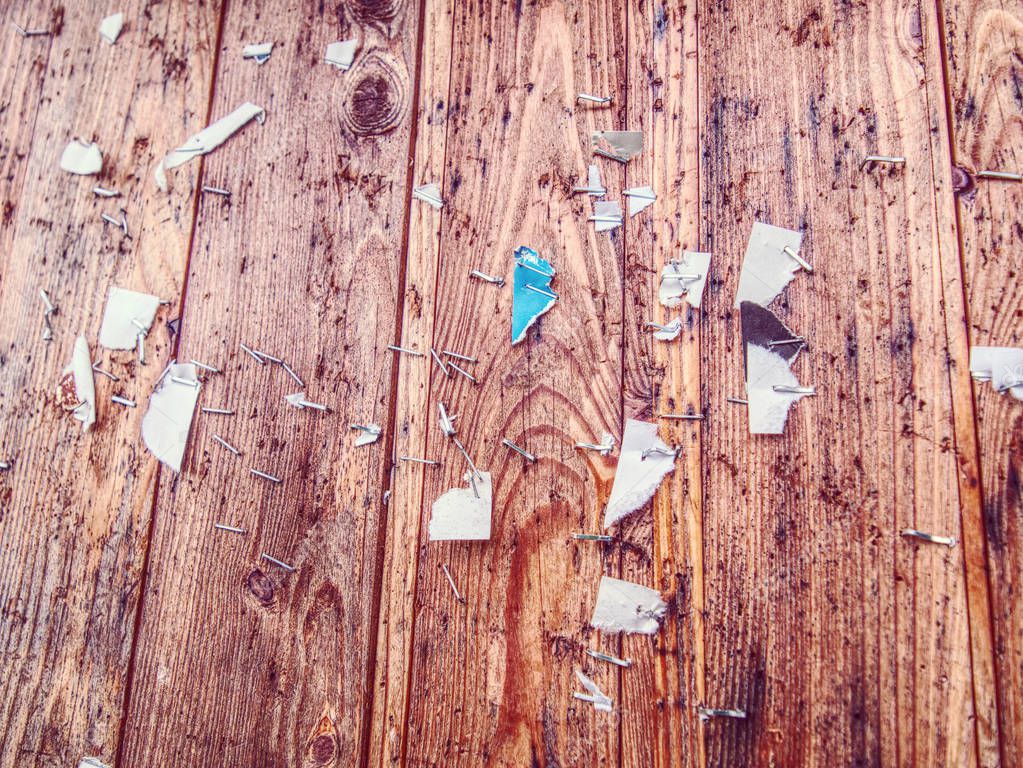 Old Stapled Wood. Sobras de papel en una vieja pared de madera 2024
