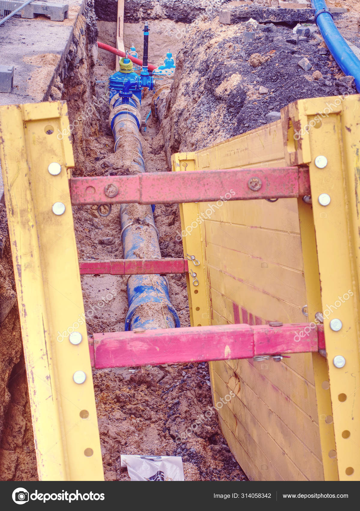 Steel temporary shuttering for cement filling. Concrete formwork ...