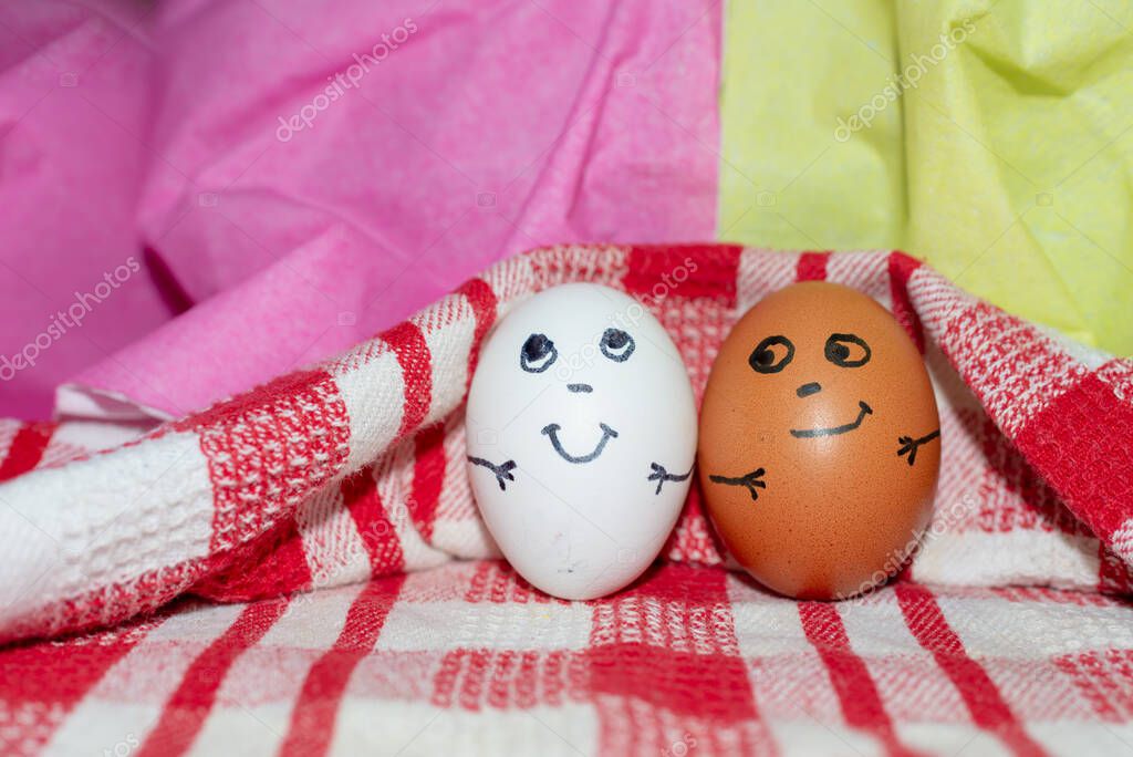 Concepto de amistad. Divertidos dos huevos en diferentes colores juntos ...