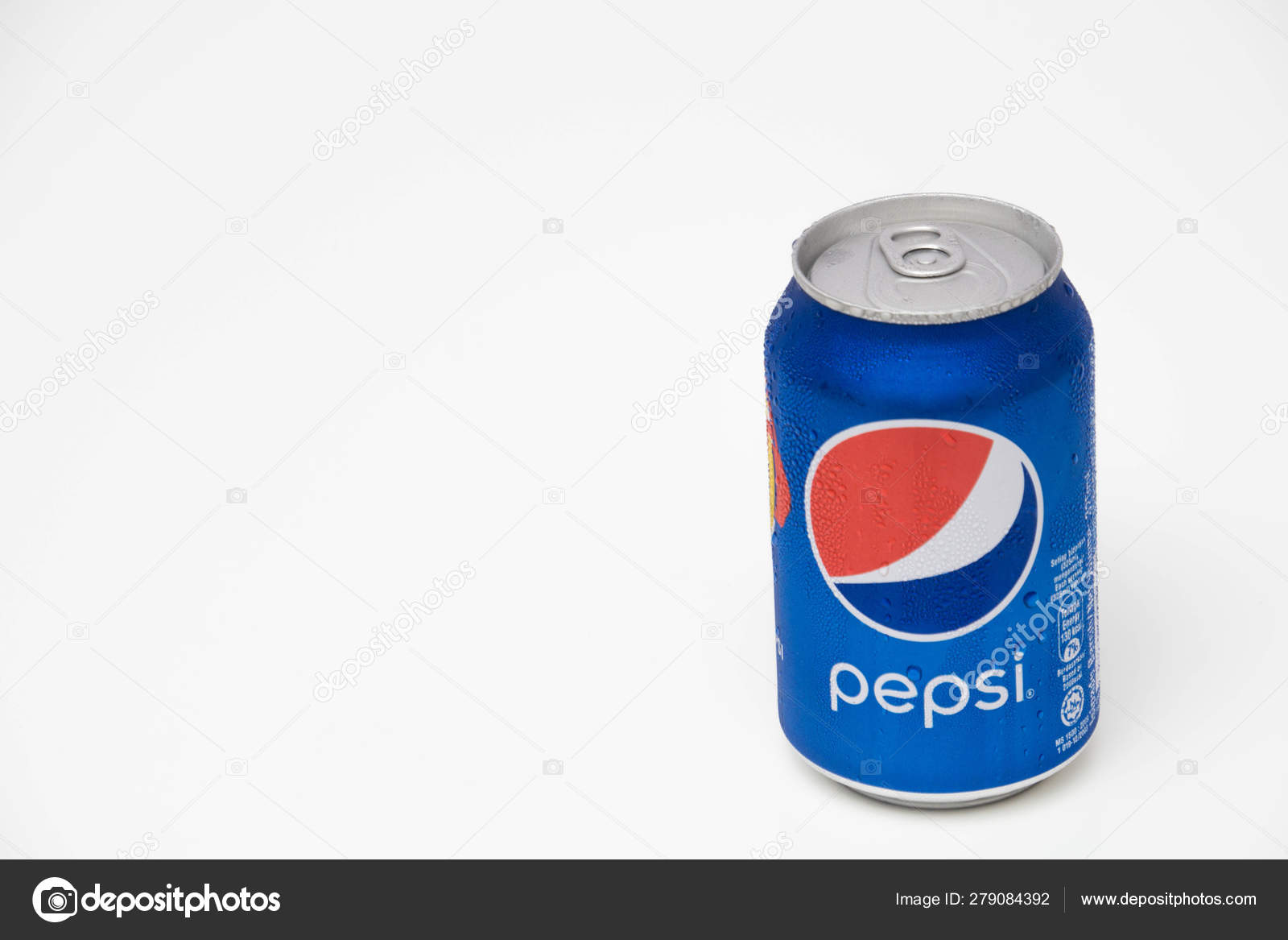 Lata Pepsi Azul Aislada Sobre Fondo Blanco — Foto editorial de stock ...