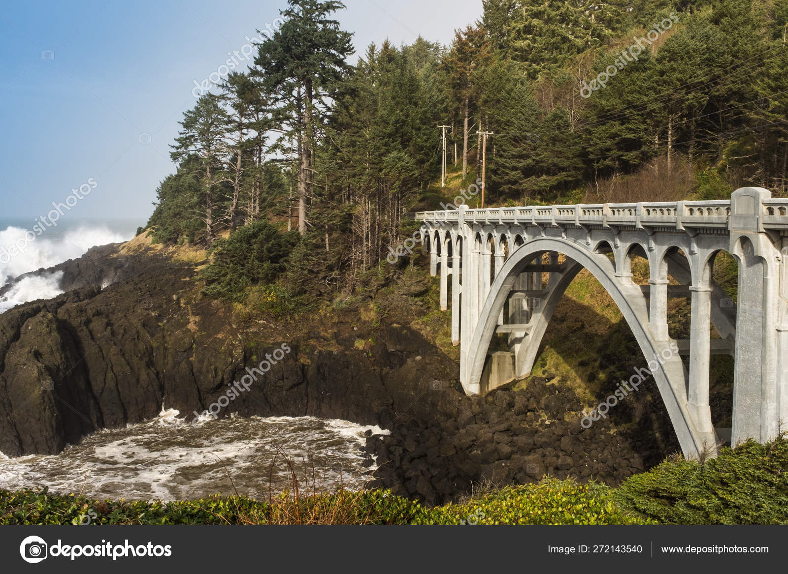 A beautiful concrete bridge on the wild Oregon coastline — Stock Photo ...